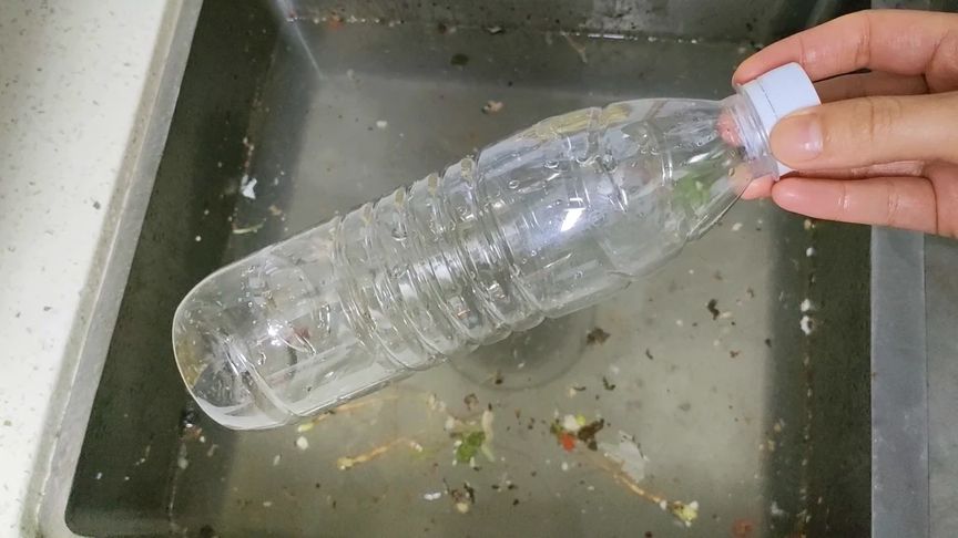 洗碗池下水道无论有多堵,只需一个塑料瓶,立马疏通,不花一分钱