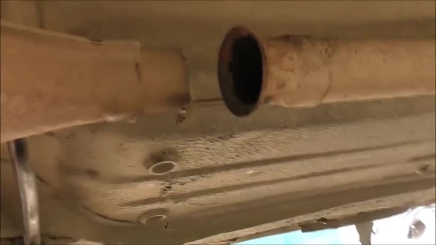 快速修复汽车排气管断裂问题,看外国大叔如何操作,你学会了吗?