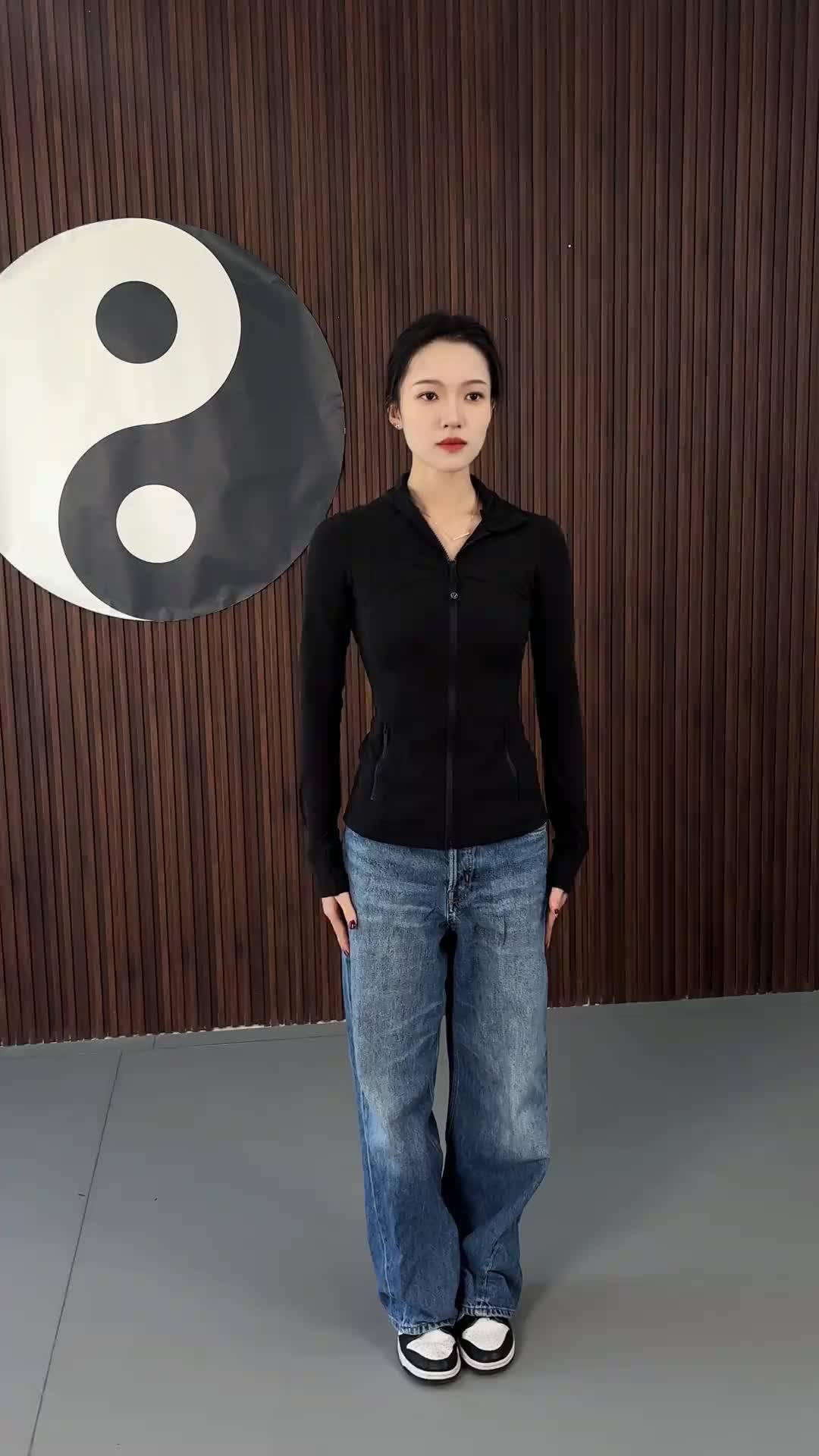 外形走弧线,内劲走螺旋,缠绕圆转,外柔内刚