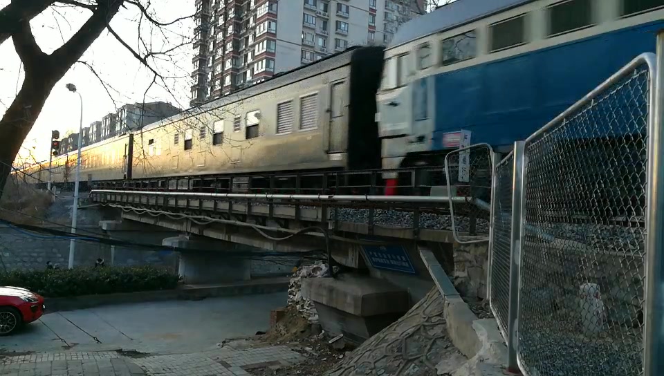 K1015次列车出站昌平北站