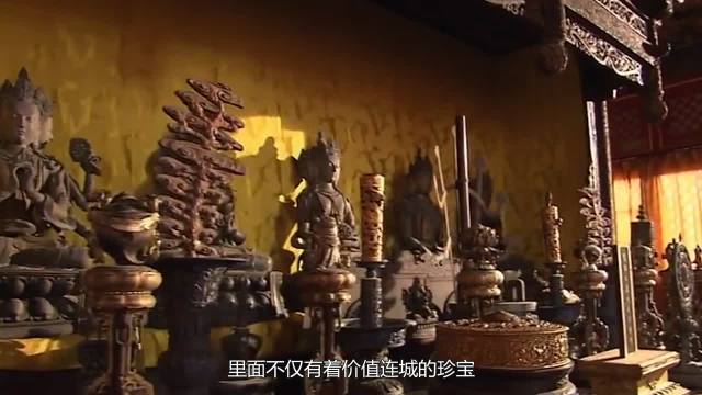 故宫灵异事件,红墙上惊现赶路的宫女,还被游客拍了下来