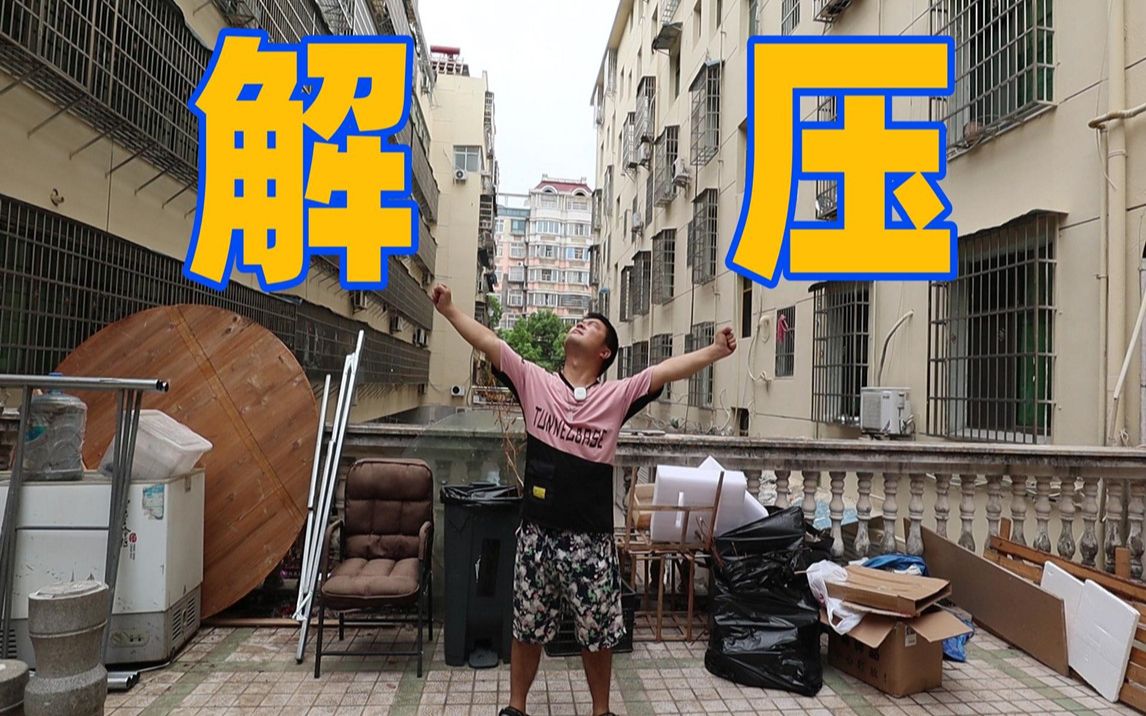 花四小时打扫别墅大院子,收拾垃圾带洗地,打扫干净看着真舒服!