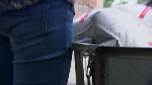 夜市人生:大妈推车上坡溜车,撞上迎面而来的轿车驰,这下完蛋了