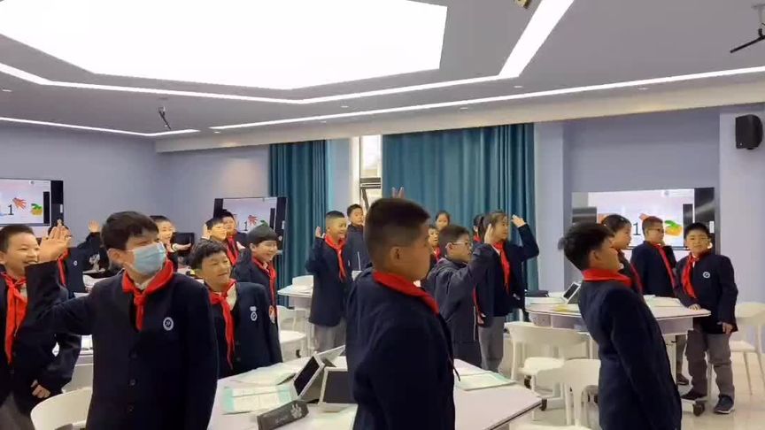 今天我们来未来教室上课啦!孩子们跟何老师配合超级默契