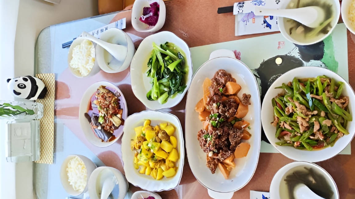 全家花96万坐熊猫专列,实际餐食与宣传不符?涉事旅行社称已回复游客,...