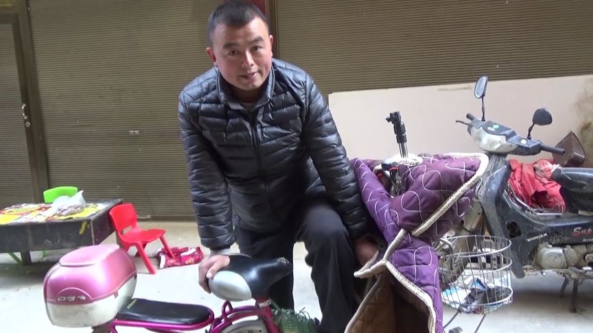 电动车灯时亮时不亮,一拍电瓶又亮了!学会这招轻松解决!