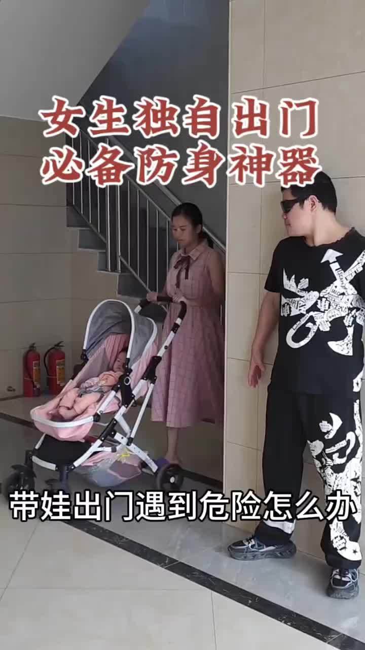女生独自出门,可提前把那个小戒指戴在手上.