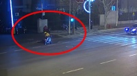 外卖员看手机闯红灯致行人死亡 交警:骑手负全责