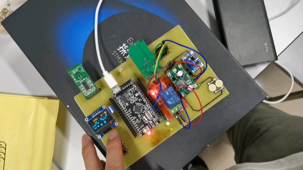 基于stm32单片机PWM可调智能灯光系统!