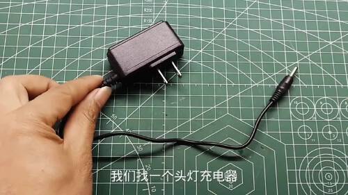 充电器不单单是充电,剪断后价值瞬间翻百倍,可当万用表使用