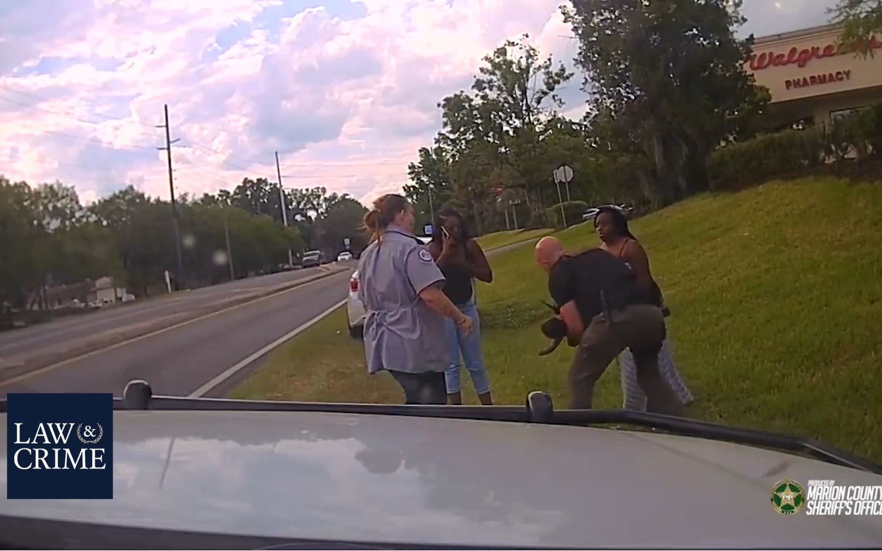 执法记录仪捕捉到 警察拯救婴儿生命的画面