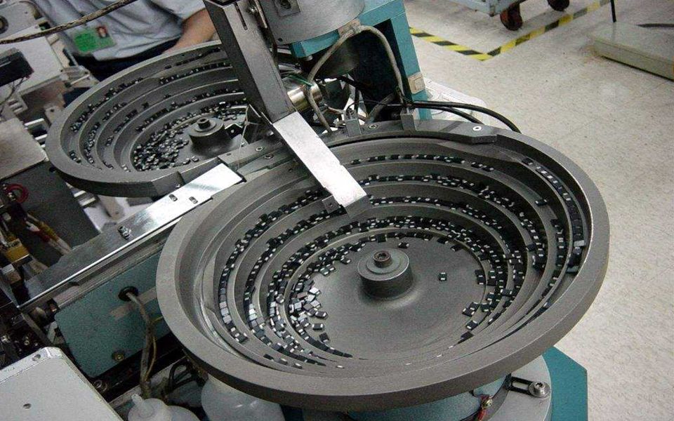 振动盘工作原理详解,你了解它的优势和应用了吗?