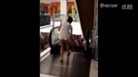 自从电梯吃人事故之后:于是各种花式坐电梯方法就出现了。