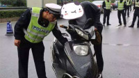 小伙刚买电动车,交警告知超标车不能上路,小伙:为什么给卖?
