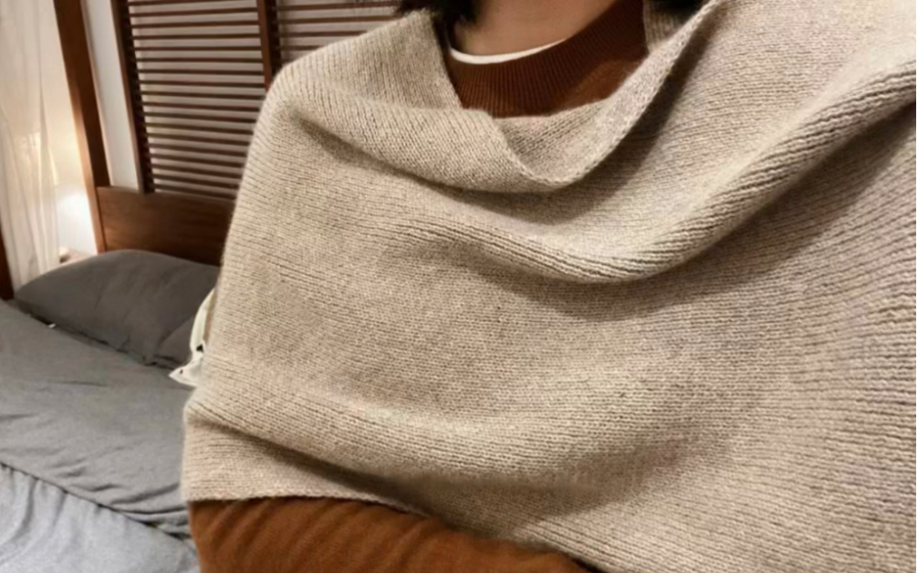 两个月左右,织好的第一条羊绒围巾。