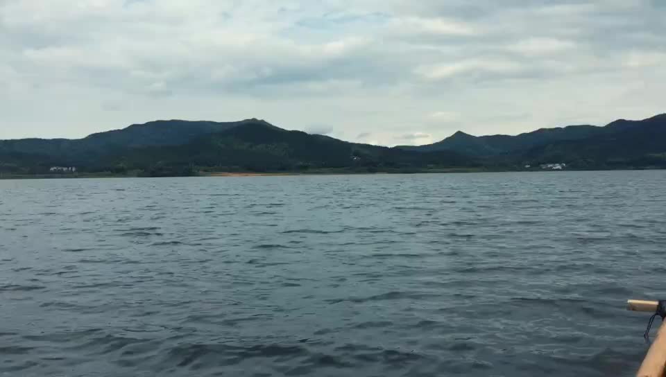 小小竹排江中游～