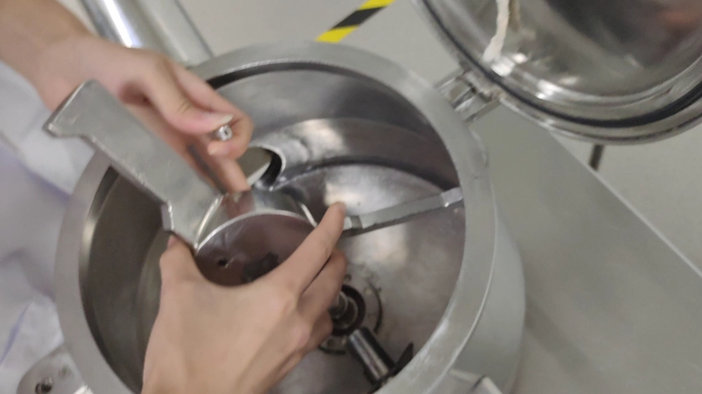 第五组:蒋迎兵 冉胜 高效湿法制粒机、摇摆颗粒机讲解