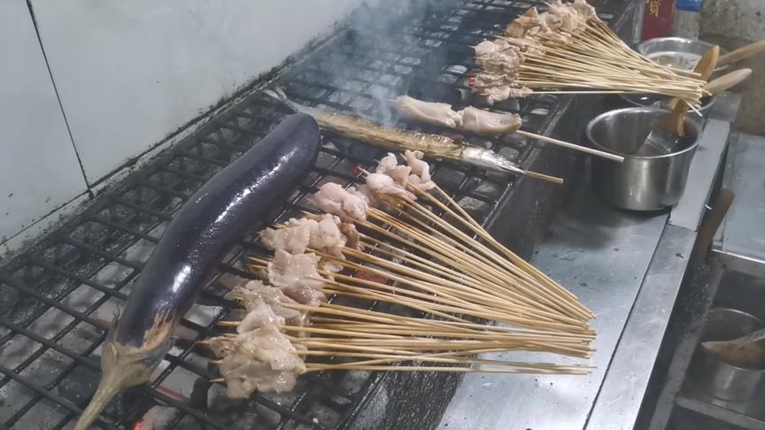 今天有个外卖骑手送餐途中出了事故!送餐不易!请不要轻易给差评