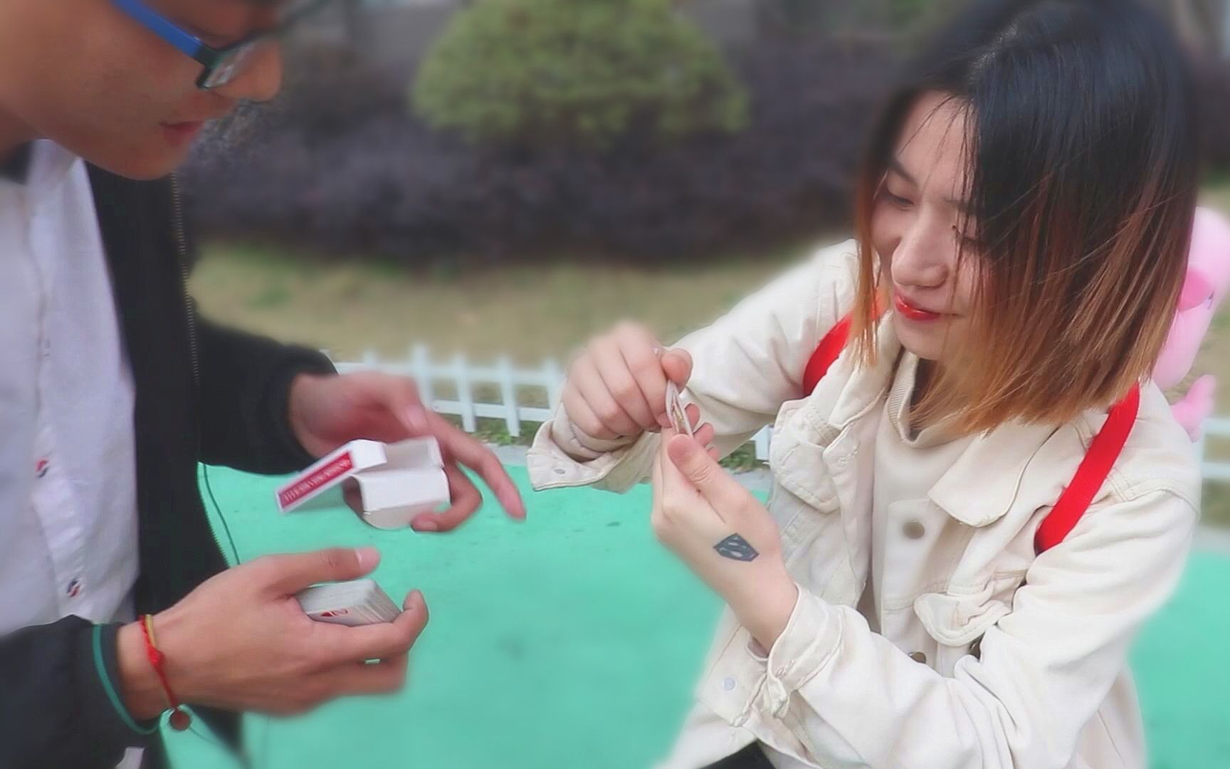 【盗心魔幻杆杆】撩妹小能手街头搭讪,一副扑克牌要到妹子微信!