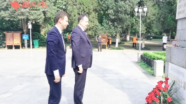 上合组织旅游部长会俄罗斯代表团向武汉苏军烈士墓献花