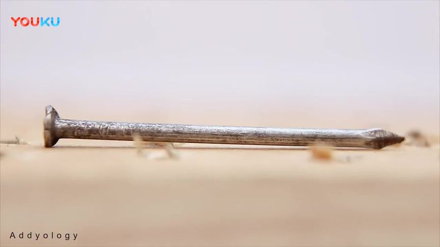 如何用水和瓶盖在野外做一个指南针?