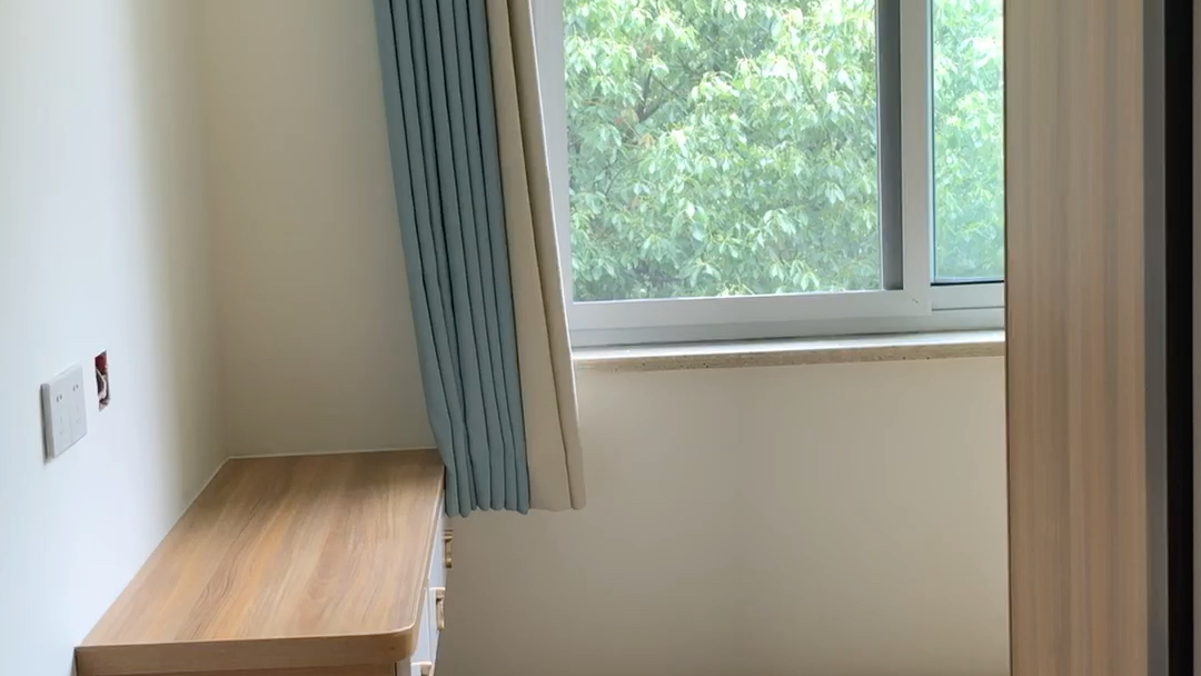 5平米房间塞下书桌,大衣柜,1米7的双人床