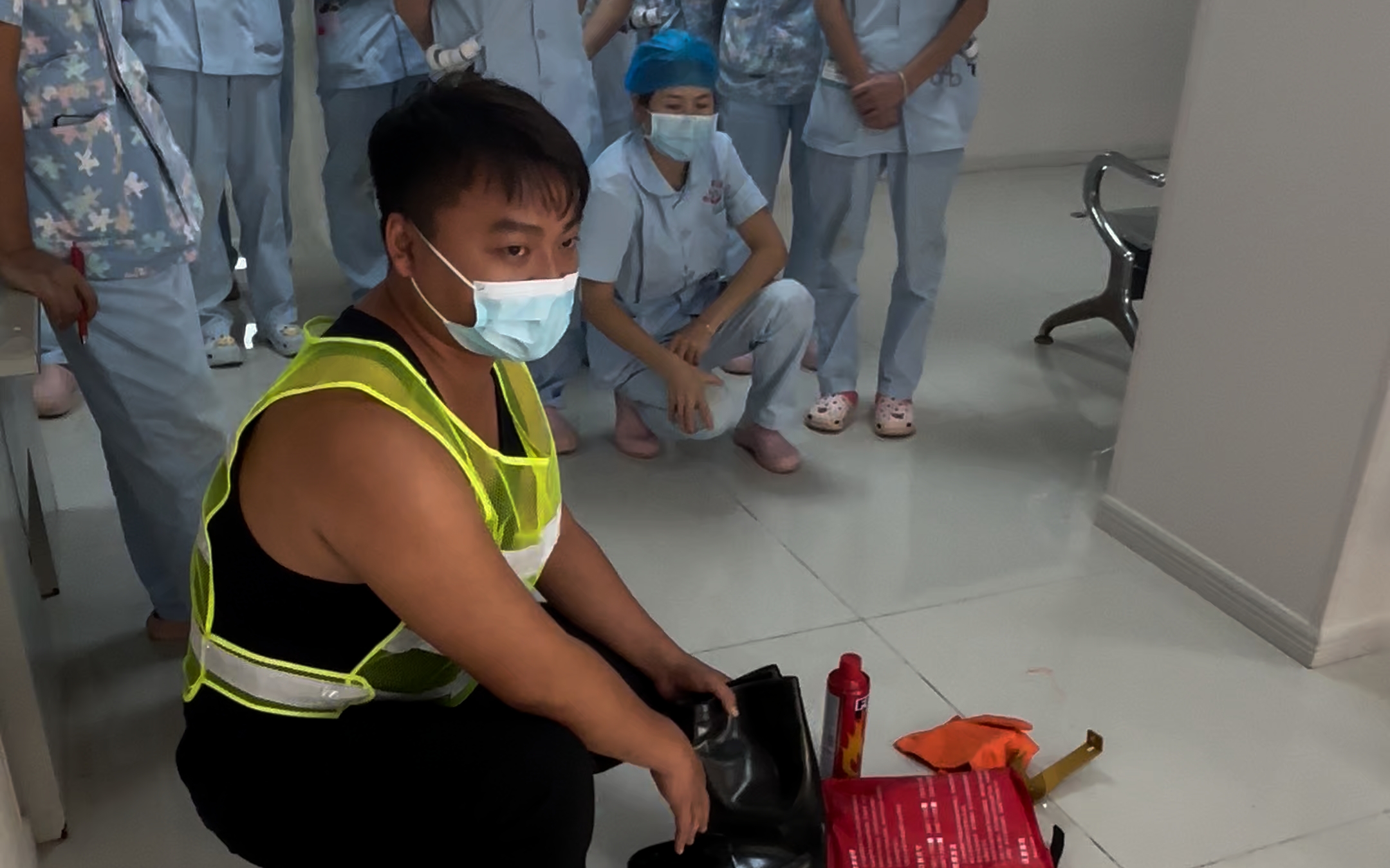 ...我希望我们单位每一个工作人员都时刻背起消防的责任安全感,当兵的...