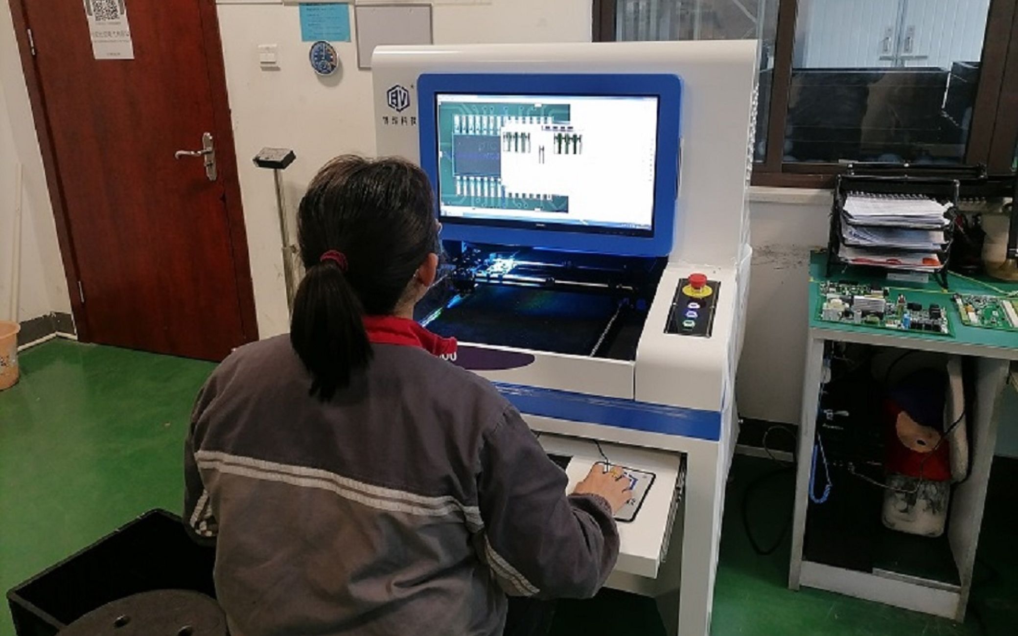 博维科技杭州客户新上一台离线AOI光学检测仪工程师上门培训中