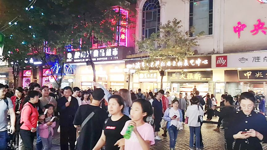 实拍哈尔滨中央大街夜景，东北最热闹的步行街，街头街尾全是人