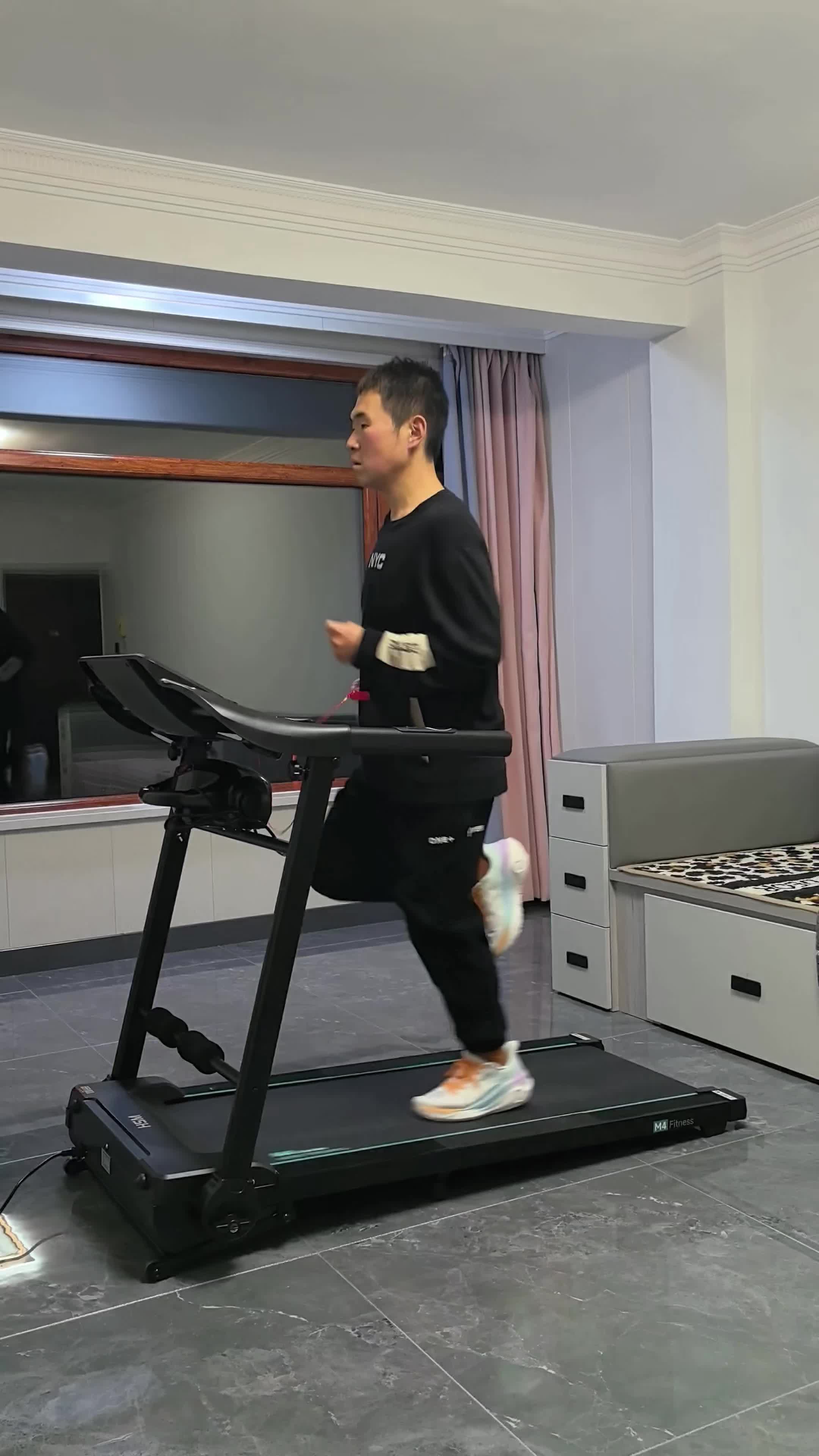 当你想要放弃的时候 意志力才是你最坚强的后盾 怕冷么那就跑起来ߑ...