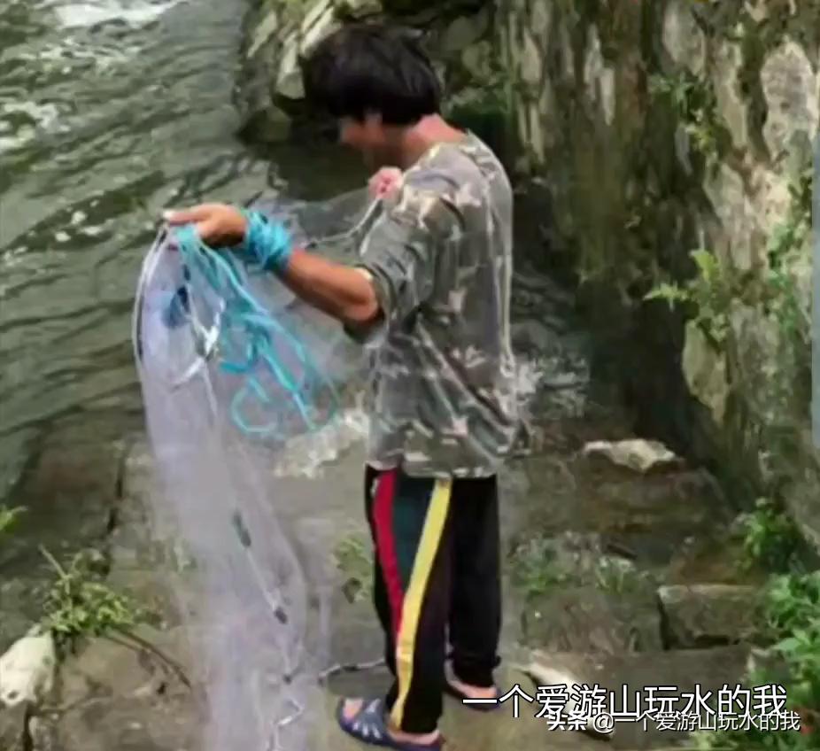 这哥们撒渔网的动作太滑稽了