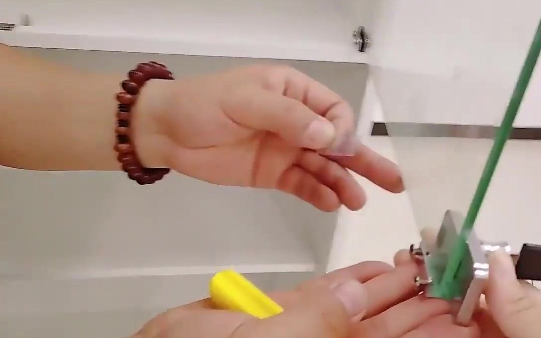 玻璃柜门的安装视频