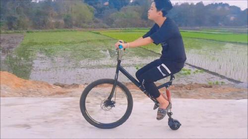 大神把自行车改成电动车,后边改装成小轮子,骑出去真是太拉风了