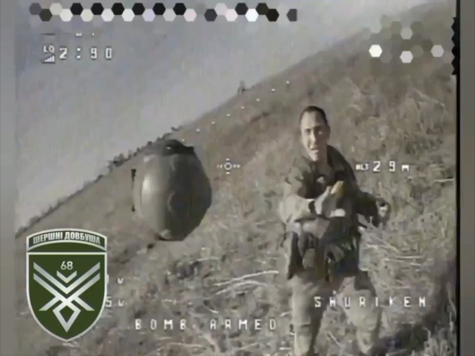 俄士兵用头盔击落一架无人机,这操作太牛了