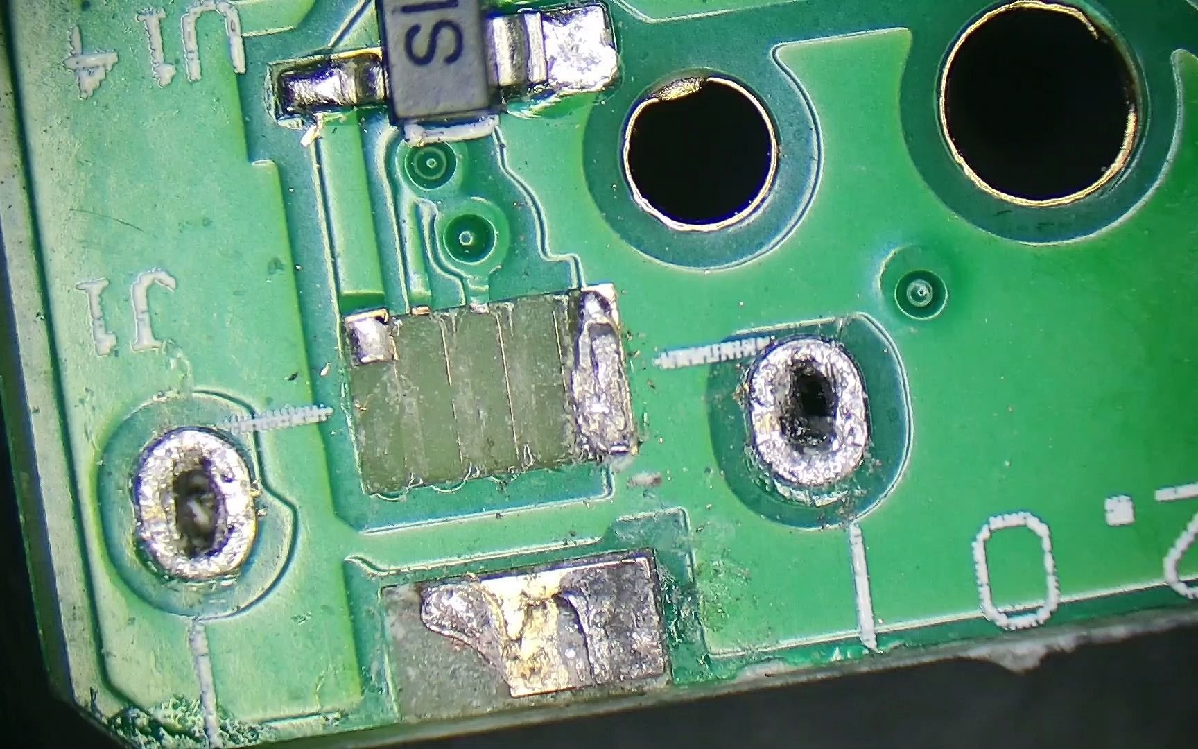 显微镜下更换电路板焊盘脱落的Micro插座