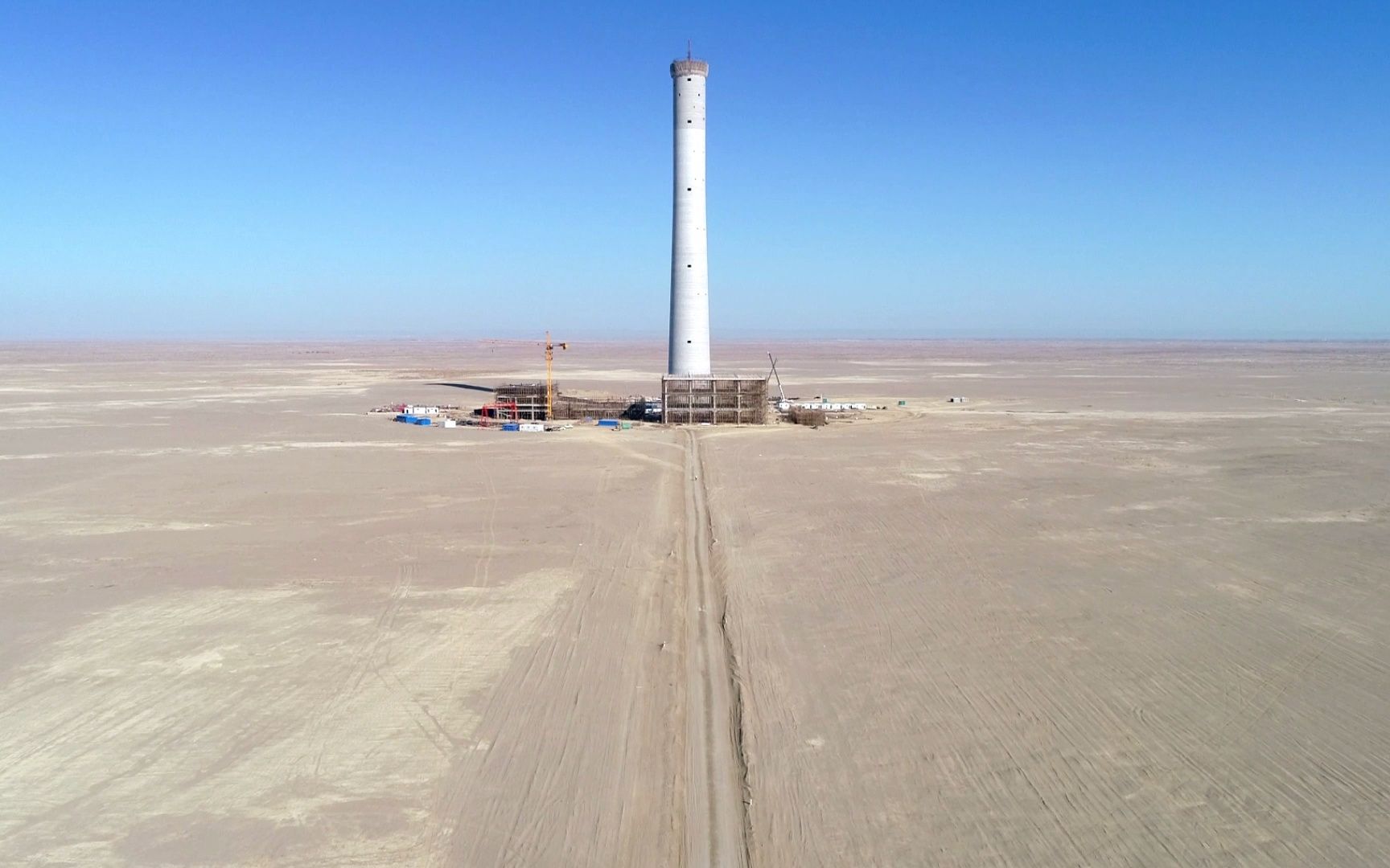 多能互补大基地项目是如何建成的?合集三:吸热塔已顺利结顶——金塔...