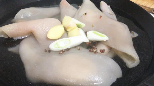 猪皮不要在扔了教你猪皮冻秘制做法2分钟就学会