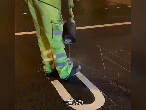 师傅徒手在街头画单车图案,技艺着实令人敬佩不已