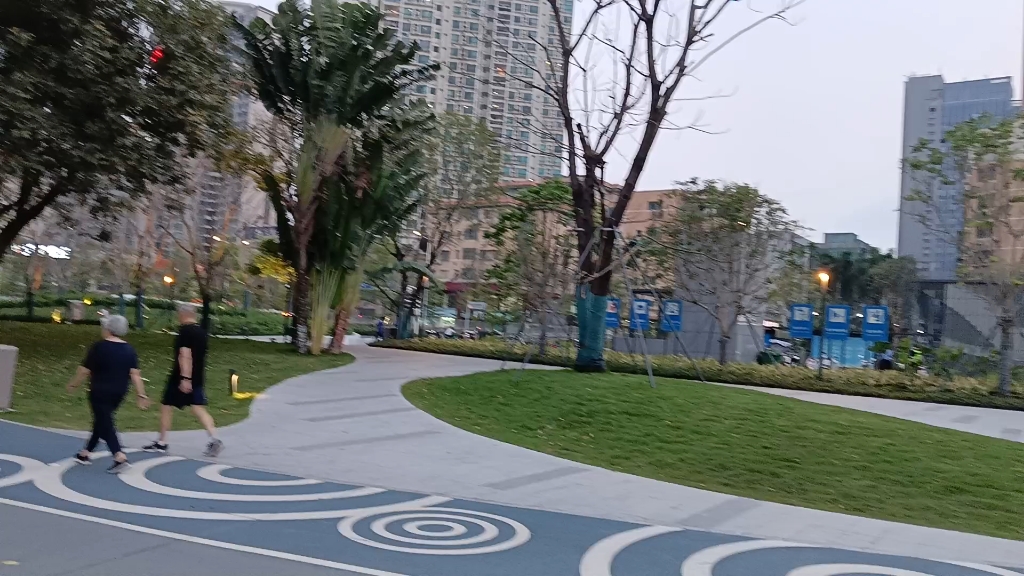 在深圳的街头走一走