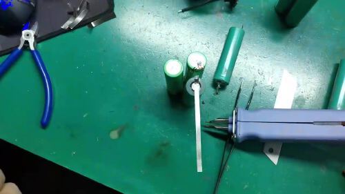 惊险!动力电池短路瞬间爆炸,镍片熔断火花四溅,实验者手部严重烫伤!