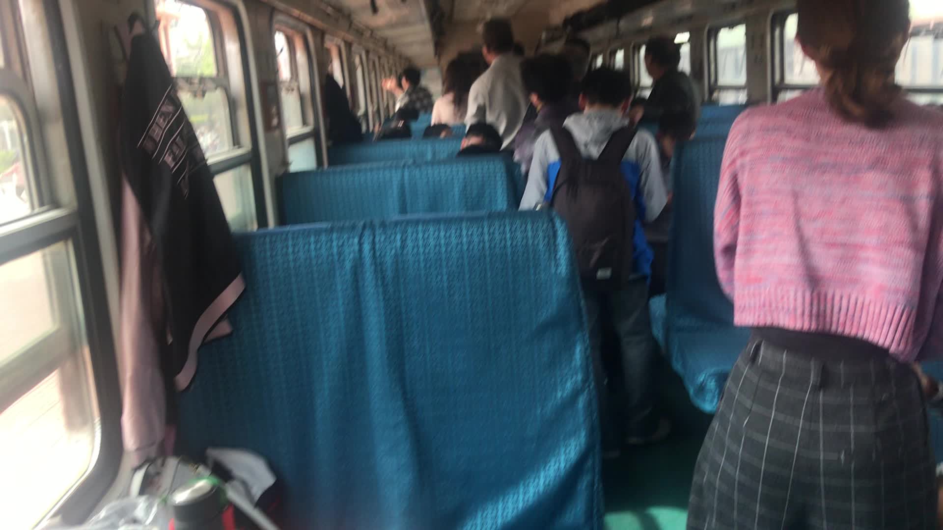 7054小火车。 都在等待下车