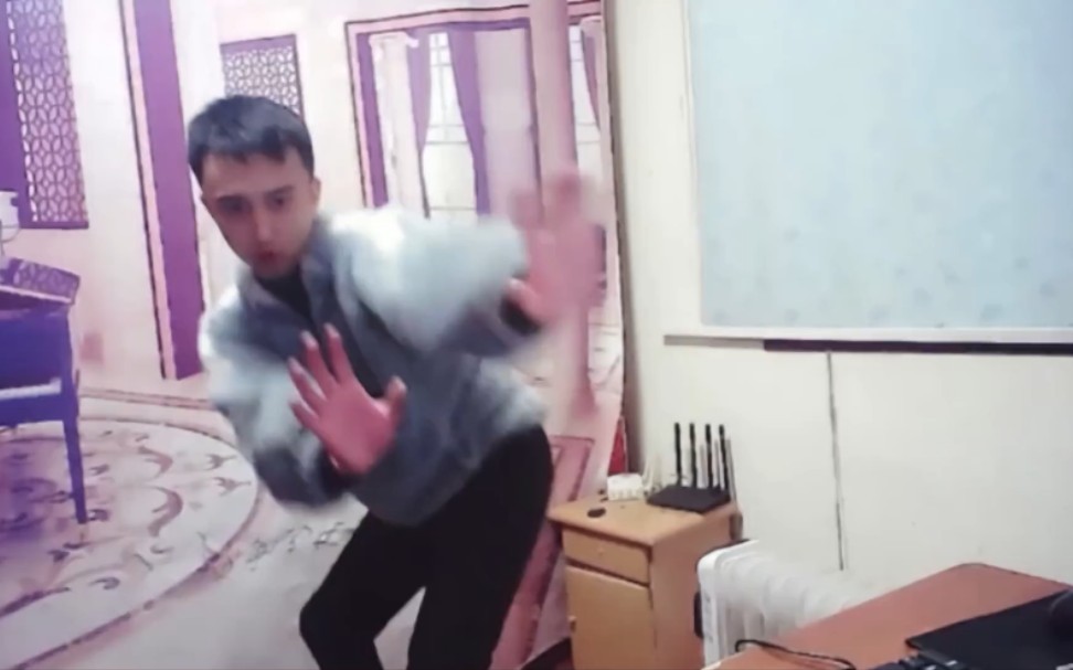 别的小孩儿出生 :不哭不哭耀扬小孩儿出生 :哎呀，你在狗叫什么