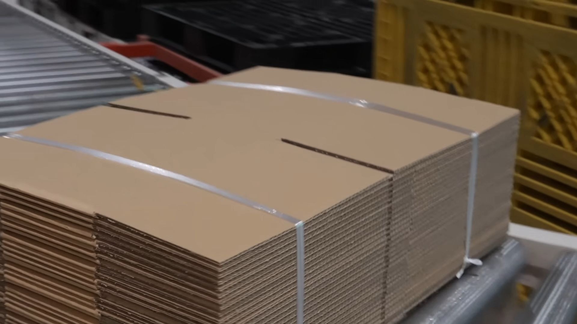 纸板箱的自动化生产过程。