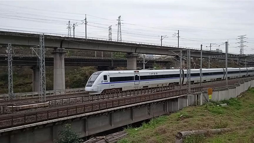 被车迷称为大地铁的和谐号CRH1型动车组