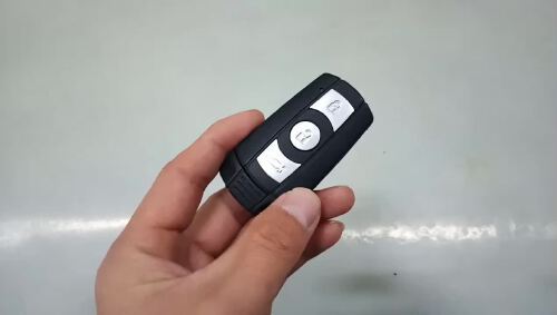 汽车遥控钥匙没电了,打不着火怎么办?师傅教你一招,立马解决!