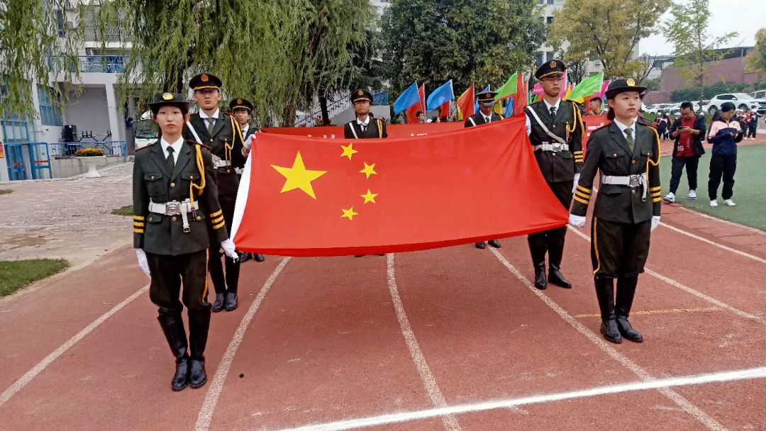 学校运动会,我去护旗啦!