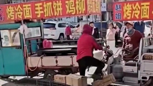 不求你为发展地摊经济做贡献,但求你别给社会添乱,大妈你们两个长...