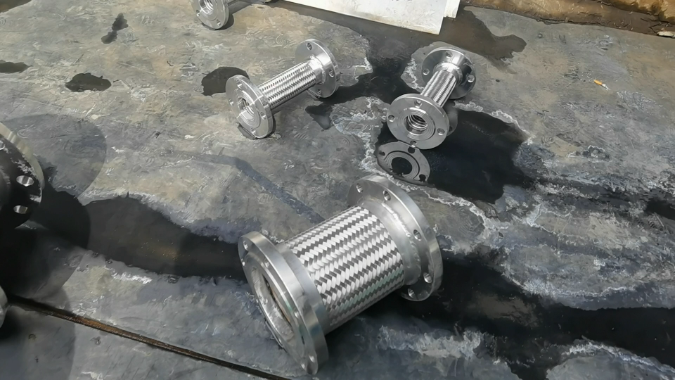 不锈钢金属软管细节展示。金属软管整体采用1Cr18Ni9Ti不锈钢材料...