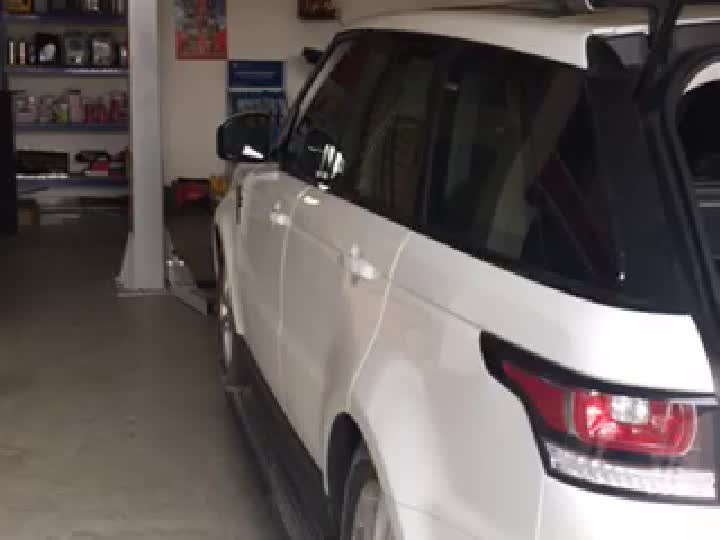 路虎揽胜运动版电动尾门安装中