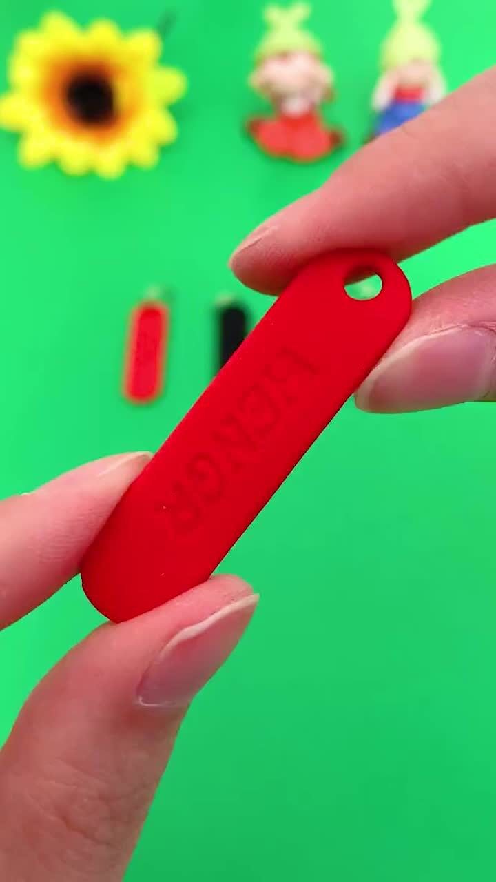 .总是不知道放哪里了,就比如这个取卡针,需要换卡,换手机就需要它取卡